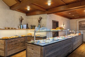 Café da manhã com buffet grátis todos os dias