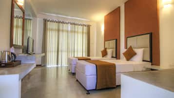 Quarto casal luxo, vista para o lago | Cofres nos quartos, escrivaninha, cortinas blackout