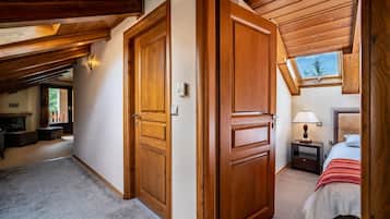 Suíte, 2 quartos, lareira | 1 quarto, frigobar, individualmente decorados
