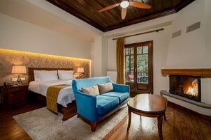 Quarto casal superior, lareira | Frigobar, individualmente decorados, individualmente mobiliados