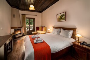 Quarto casal superior, lareira | Frigobar, individualmente decorados, individualmente mobiliados