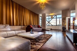 Frigobar, escrivaninha, quartos à prova de som, berços (sobretaxa)