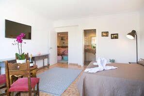 Cofres nos quartos, escrivaninha, berços grátis