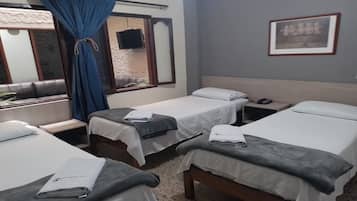 Quarto Triplo Standard | Minibar, secretária, quartos insonorizados, ferro/tábua de engomar