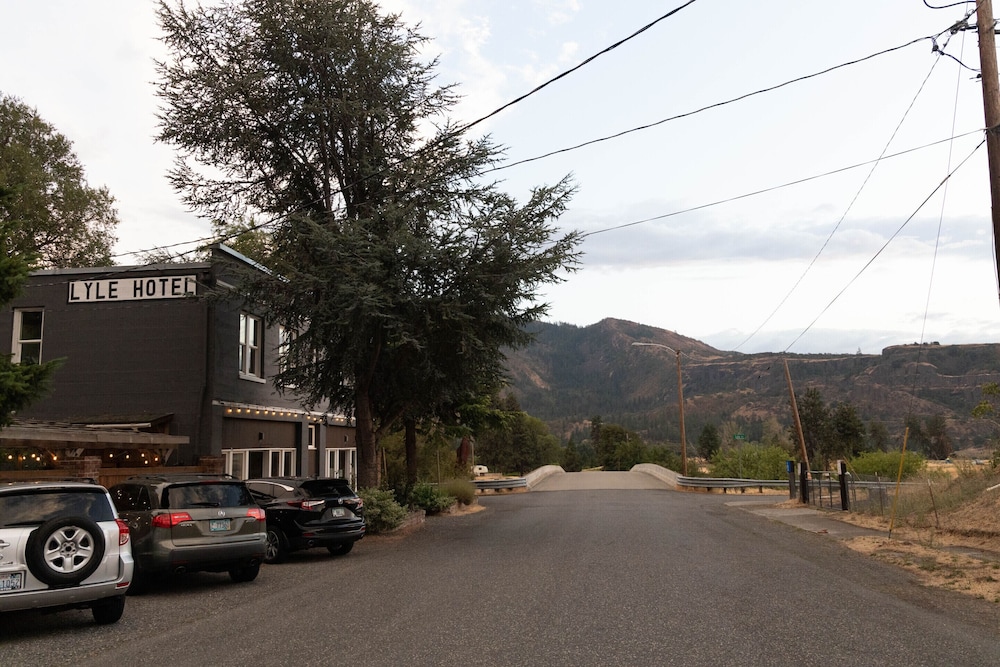 10 Bedroom Historic Hotel, Sleeps 20 - The Dalles, OR
