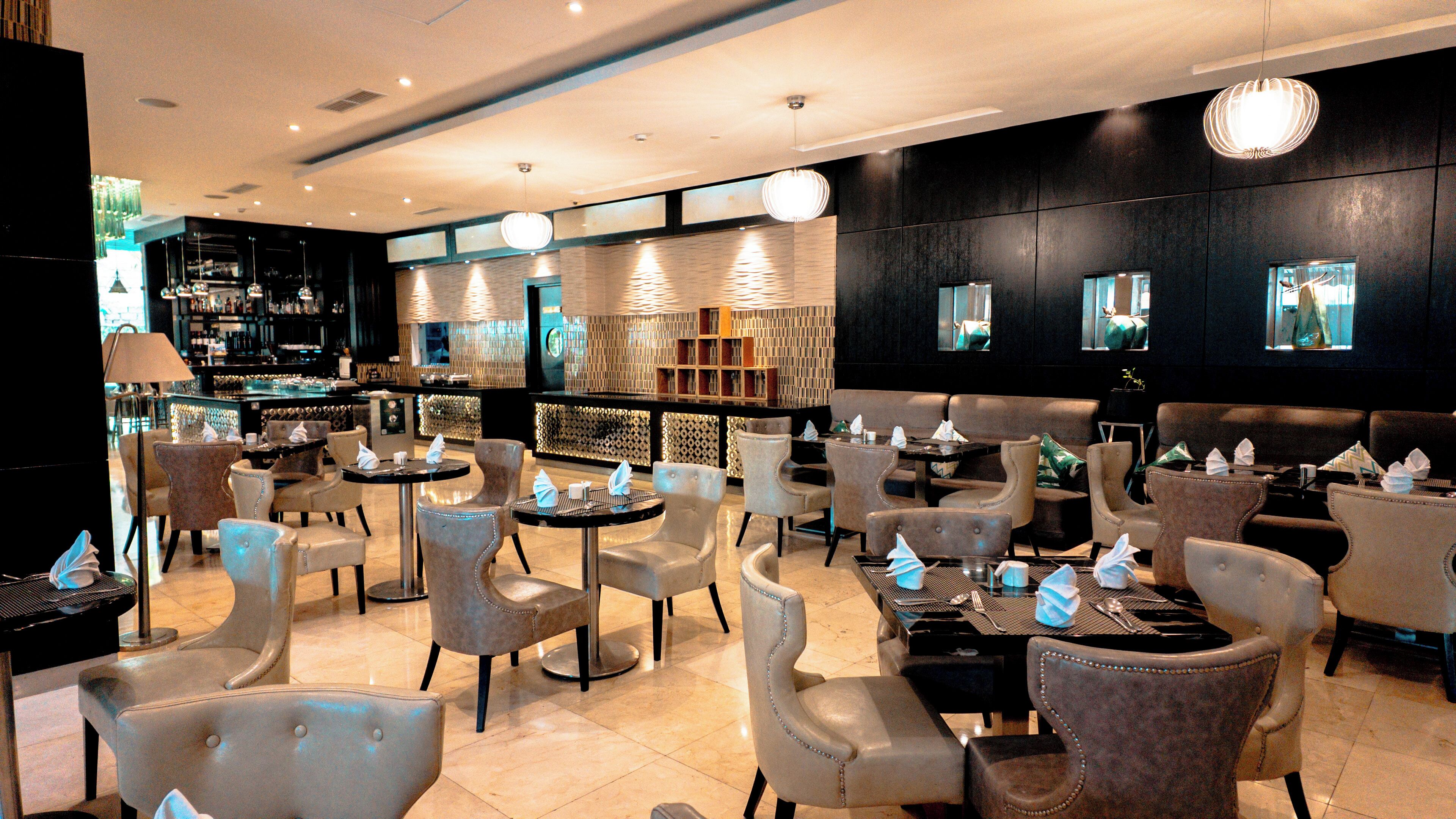 Pequenos-almoços servidos, cozinha internacional, junto à piscina 