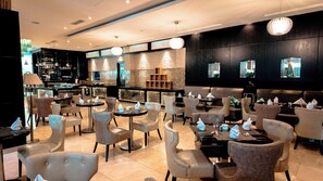 Pequenos-almoços servidos, cozinha internacional, junto à piscina 