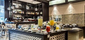 Serviço de café da manhã, almoço, jantar; vistas para a piscina