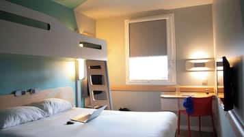 Quarto Triplo, várias camas | 1 quarto, roupa de alta qualidade, secretária