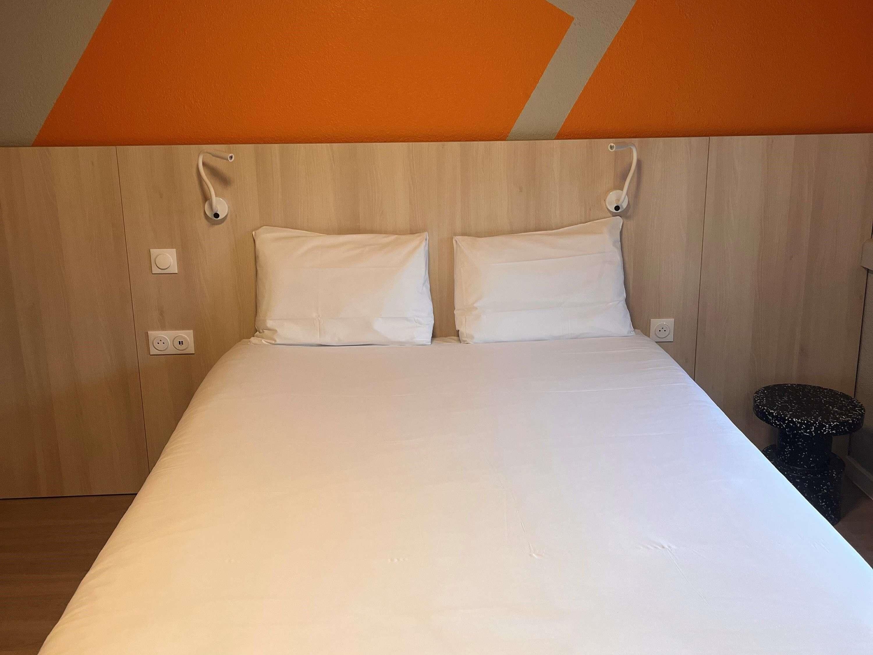 Quarto standard, 1 cama de casal, acessível | Escrivaninha, berços grátis, Wi-Fi de cortesia, roupa de cama