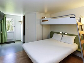 Quarto Triplo, v árias camas | Roupa de alta qualidade, secretária, Wi-fi grátis 