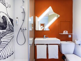 Quarto Triplo, várias camas | Casa de banho | Um polibã, artigos de higiene ecológicos 