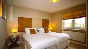 Apartamento superluxo, 2 quartos | 1 quarto, individualmente decorados, individualmente mobiliados