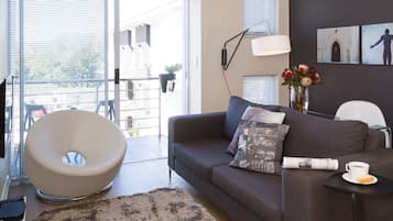 Apartamento, 2 quartos | Sala de estar | Televisor de 32 polegadas com canais via satélite