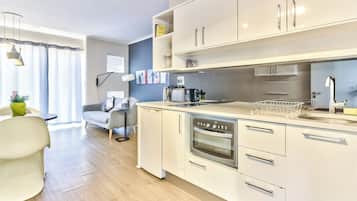 Apartamento Deluxe, 2 quartos | Cozinha privada | Um frigorífico, um micro-ondas, um forno, uma placa de cozinha