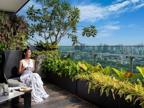 Suite, 1 cama king-size | Minibar, cofre no quarto, com mobília individualizada, secretária