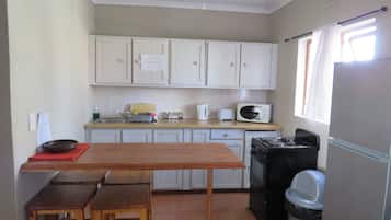 Quarto Familiar, 1 quarto | Cozinha privada | Um frigorífico, um micro-ondas, um forno, uma placa de cozinha