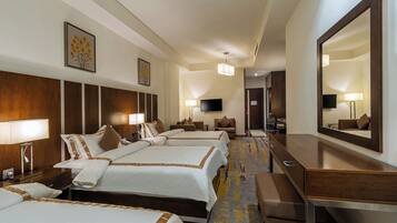 Quarto Triplo Standard, várias camas | Minibar, cofre no quarto, secretária, cortinas/cortinados opacos