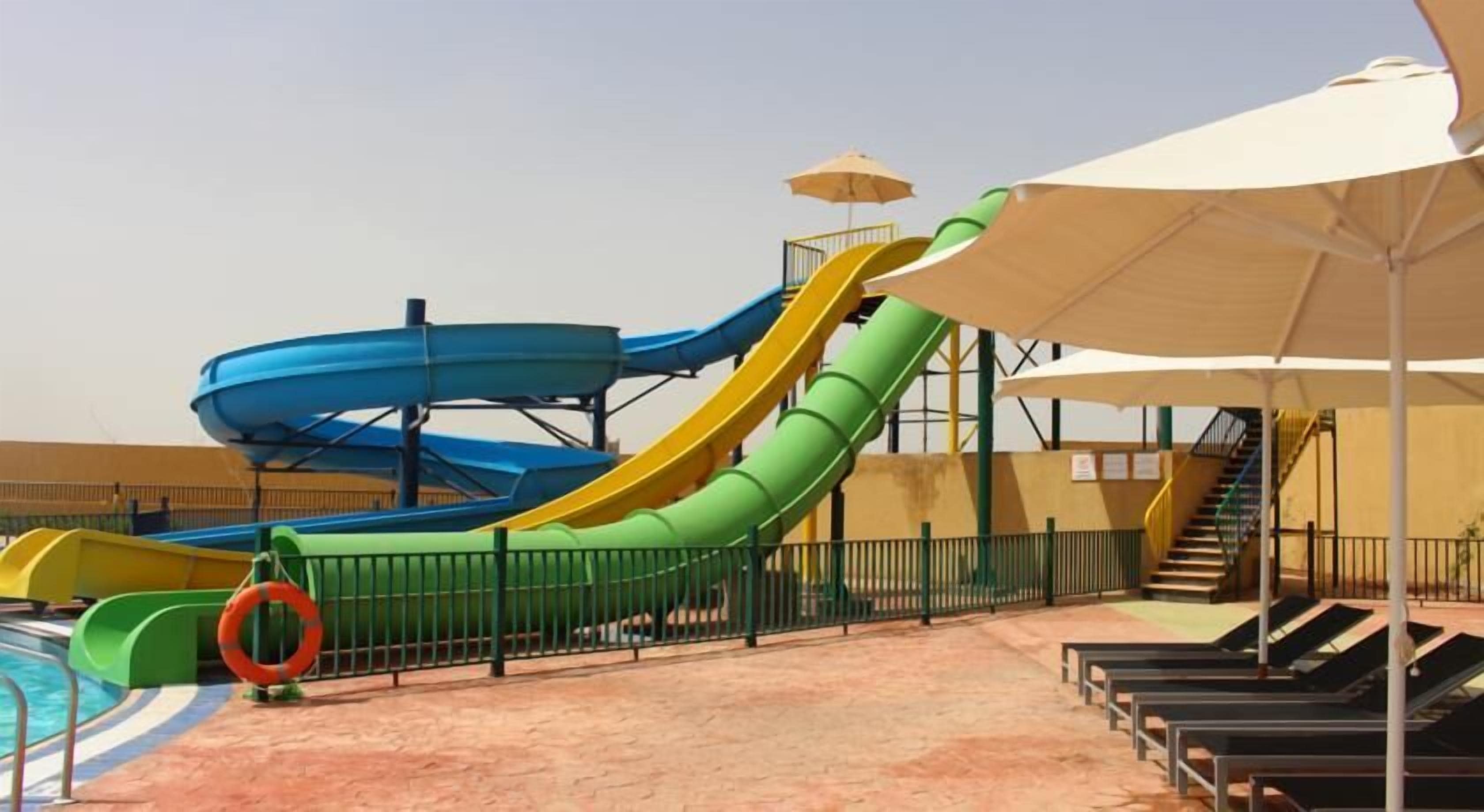 Parque aquático com vários toboáguas e área de piscina.