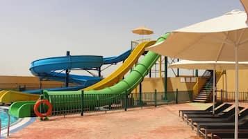 Parque aquático com vários toboáguas e área de piscina.