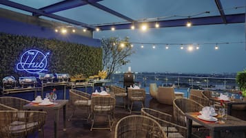 Bar na cobertura, vistas para a piscina, aberto todos os dias