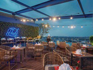 Este bar no terraço do hotel, junto à piscina, aberto diariamente 