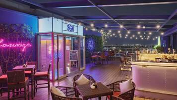 Este bar no terraço do hotel, junto à piscina, aberto diariamente