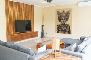 Villa Executiva, vista para a piscina | Sala de estar | TV de ecrã plano, Netflix, leitor de DVD, serviços de streaming 