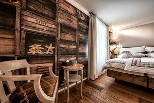 Quarto Duplo Standard | Cofre no quarto, com decoração personalizada 