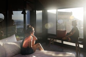 Suíte estúdio com design assinado, vista parcial para o oceano | Wi-Fi de cortesia