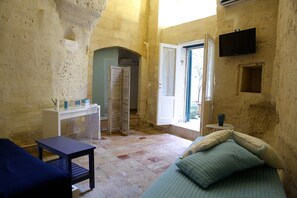 Quarto Triplo Superior | 1 quarto, minibar, com decoração personalizada