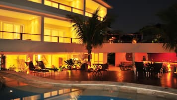 Piscina externa, funciona das 11h às 20h, guarda-sóis