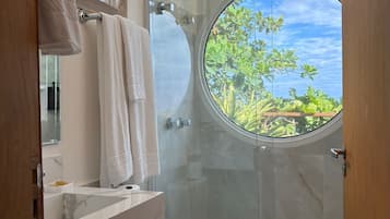 Quarto Exclusivo, pátio, vista para o mar | Casa de banho | Um polibã, um secador de cabelo (mediante pedido), toalhas fornecidas