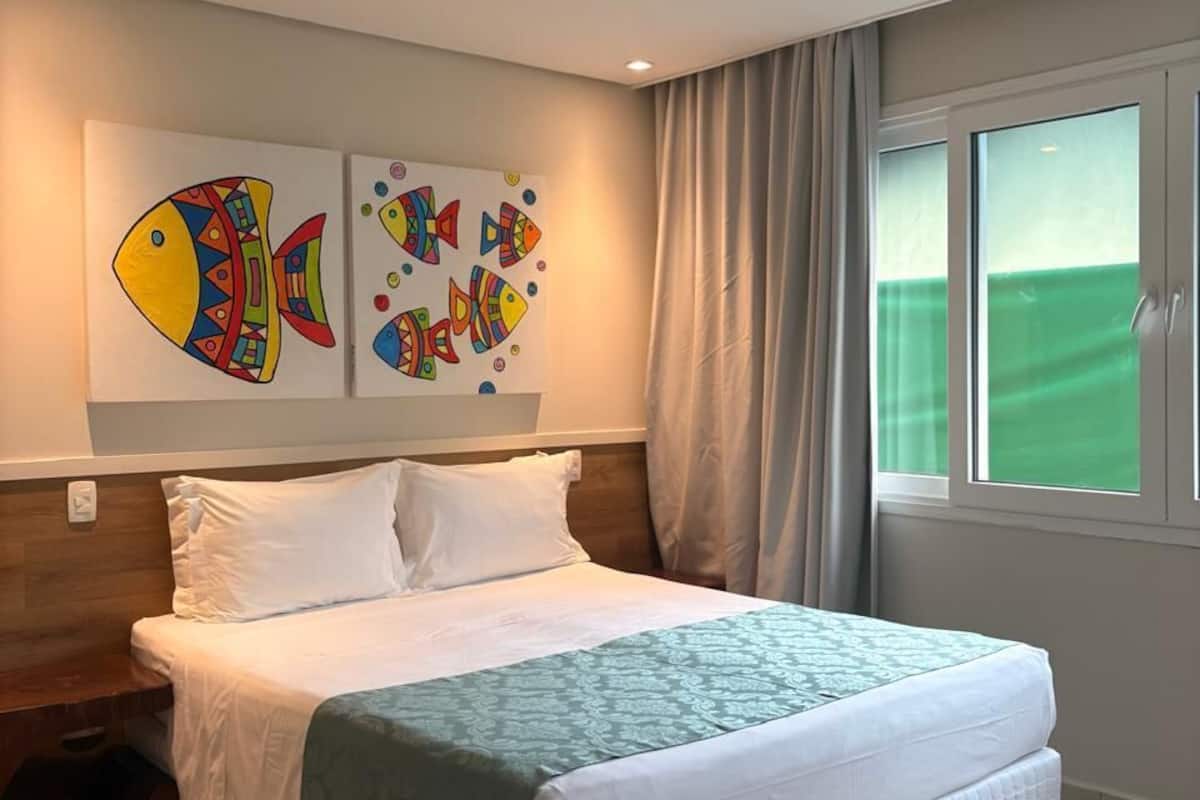 Quarto Deluxe, vista parcial para o mar | Minibar, cofre no quarto, quartos insonorizados