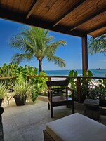 Quarto exclusivo, varanda, vista para o mar | Frigobar, cofres nos quartos, quartos à prova de som, roupa de cama