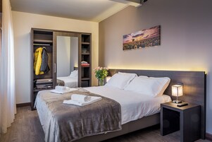 Quarto triplo superior | Edredons de pluma, cofres nos quartos, individualmente decorados