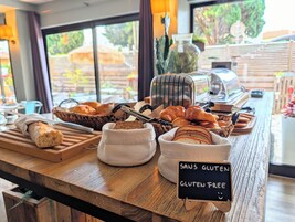 Pequeno-almoço tipo buffet diário mediante uma taxa 