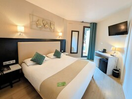Quarto Duplo, Vista para a cidade | Roupa de alta qualidade, cofre no quarto, secretária 