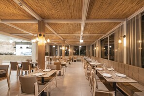 Pequenos-almoços, almoços, jantares servidos, cozinha internacional