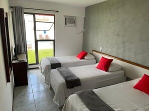 Quarto triplo, 3 camas de solteiro | 1 quarto, frigobar, cofres nos quartos, Wi-Fi de cortesia