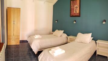 Quarto Twin Básico, 2 camas individuais | Com decoração personalizada, com mobília individualizada