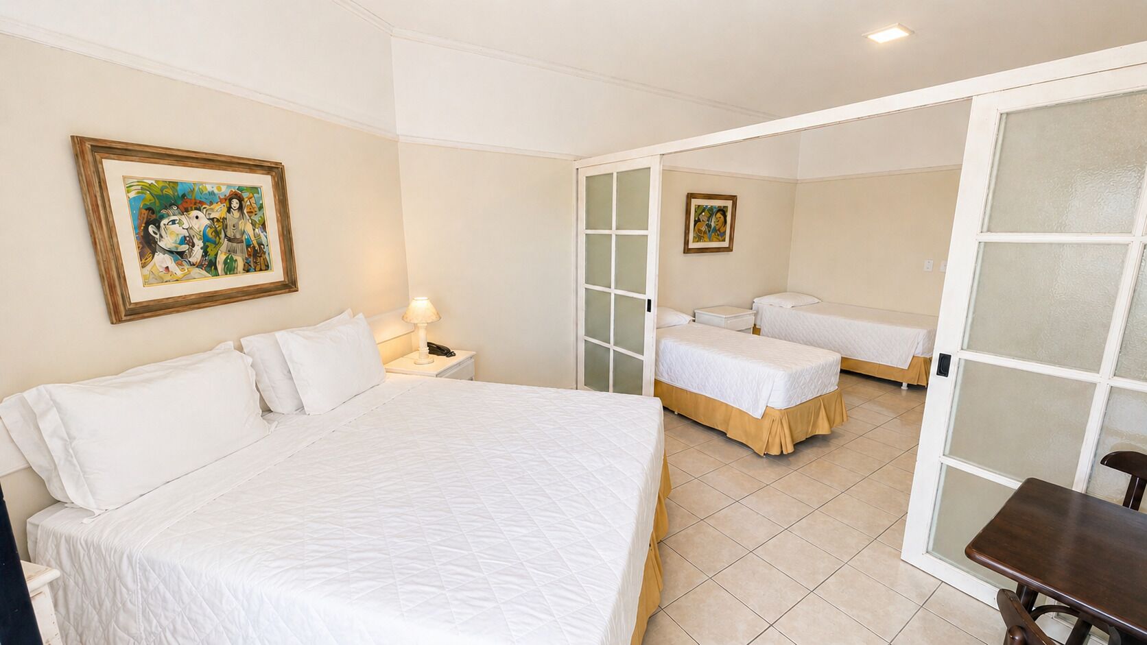 Suite-Estúdio Deluxe | Cofre no quarto, secretária, cortinas/cortinados opacos 