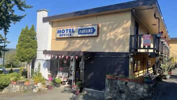 Balcão de atendimento de um motel com uma placa indicando a área de estacionamento.