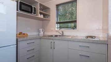 Cabana de Madeira Deluxe, 2 quartos, vista para o lago | Kitchenette privada | Um frigorífico no espaço comum, um micro-ondas no espaço comum