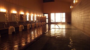 Uma sauna pública com vários bancos e um espaço central para vapor.