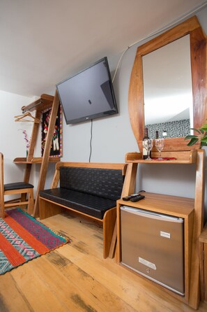 Suíte, banheira de hidromassagem | Escrivaninha, Wi-Fi de cortesia