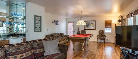 TV de tela plana, lareira, DVD player