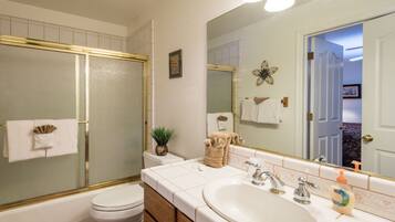 Um secador de cabelo, toalhas fornecidas