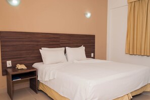 Quarto casal standard, 1 quarto | Frigobar, cortinas blackout, ferros/tábuas de passar roupa