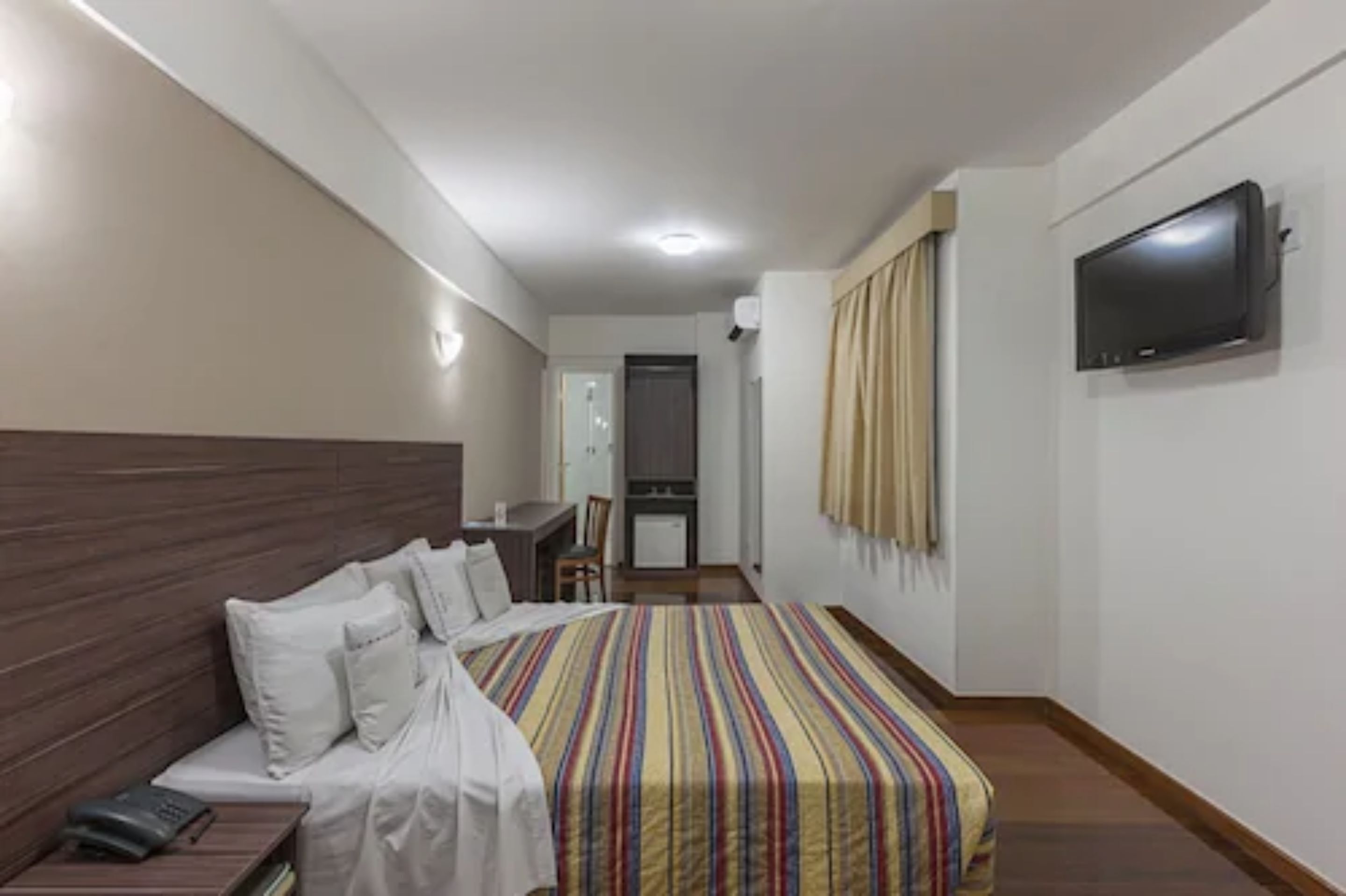 Minibar, cortinas/cortinados opacos, ferro/tábua de engomar 